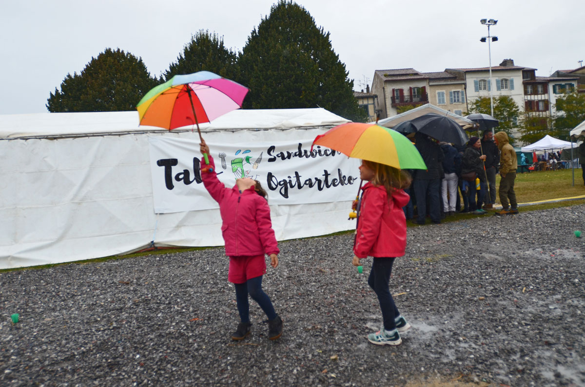 Notre reporter terrain au village Alternatiba – Bizimugi